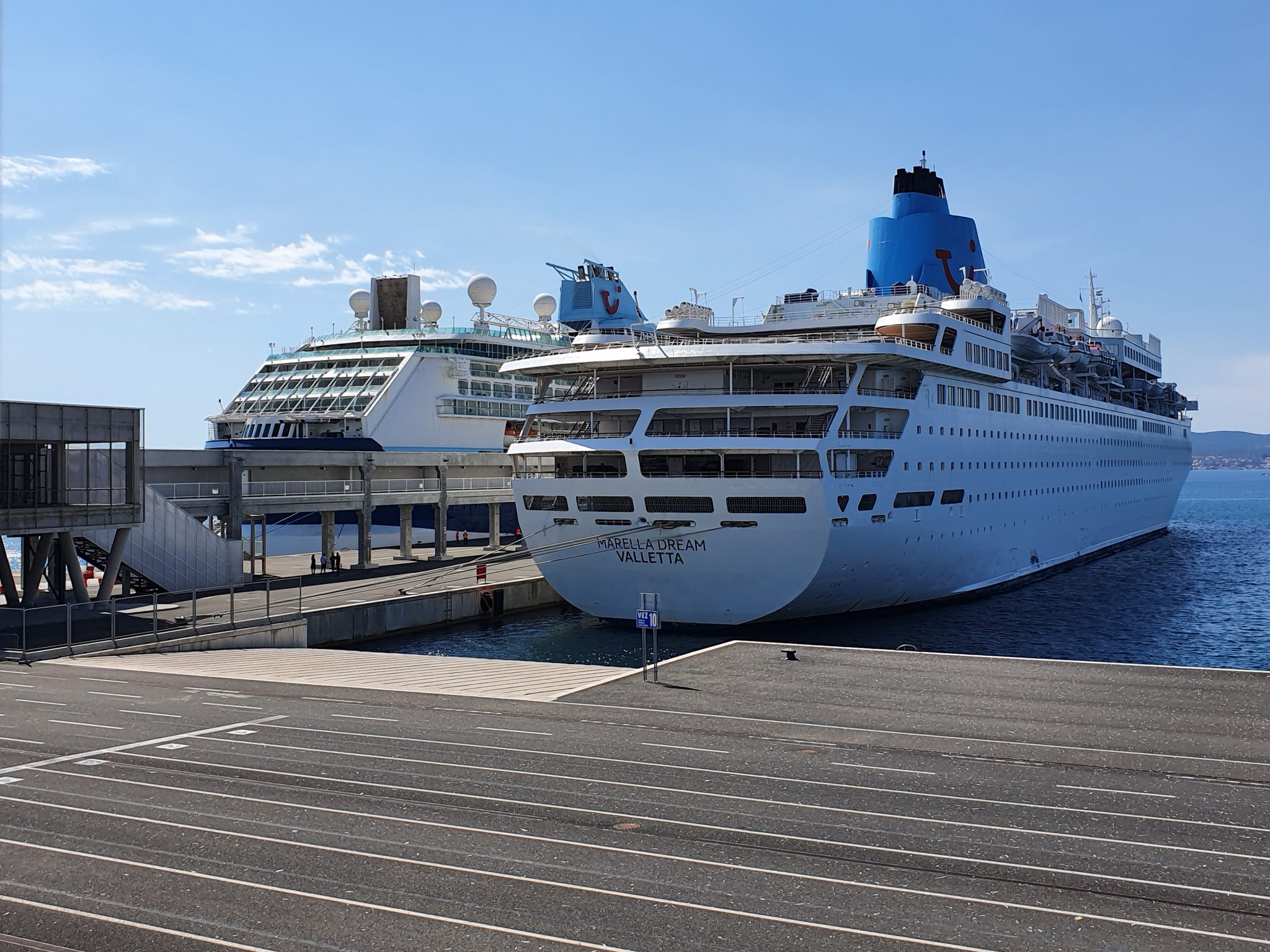 U PUTNIČKU LUKU GAŽENICA UPLOVIO CRUISER MARELLA DISCOVERY 2 | Lučka ...